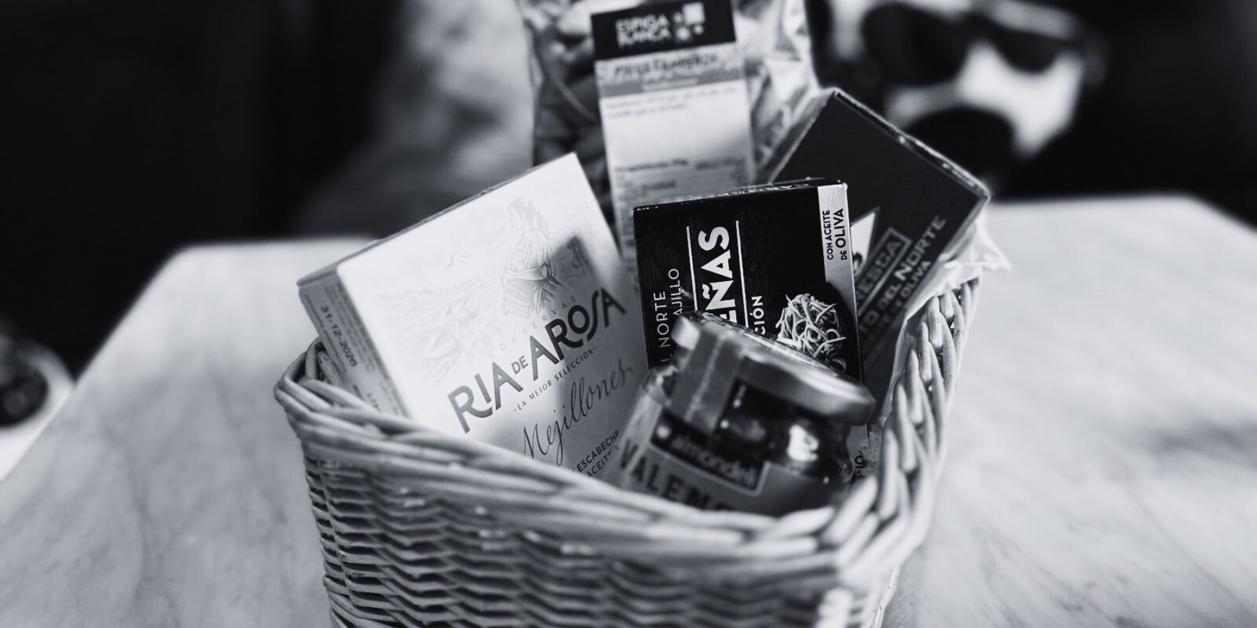 Presentpaket: Gourmetkorg med Spanska Delikatesser